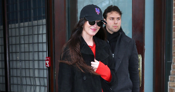 Dakota Johnson oživila outfit luxusní kabelkou